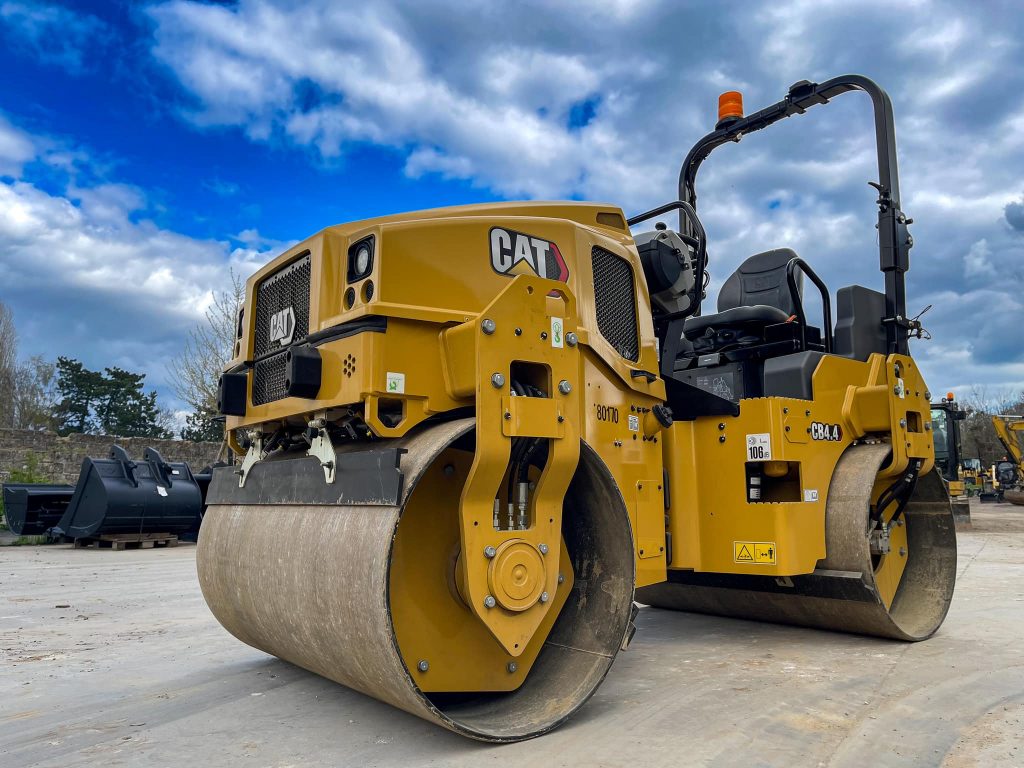 Compacteur CB4.4 Caterpillar disponible à la location - Stage Location TP