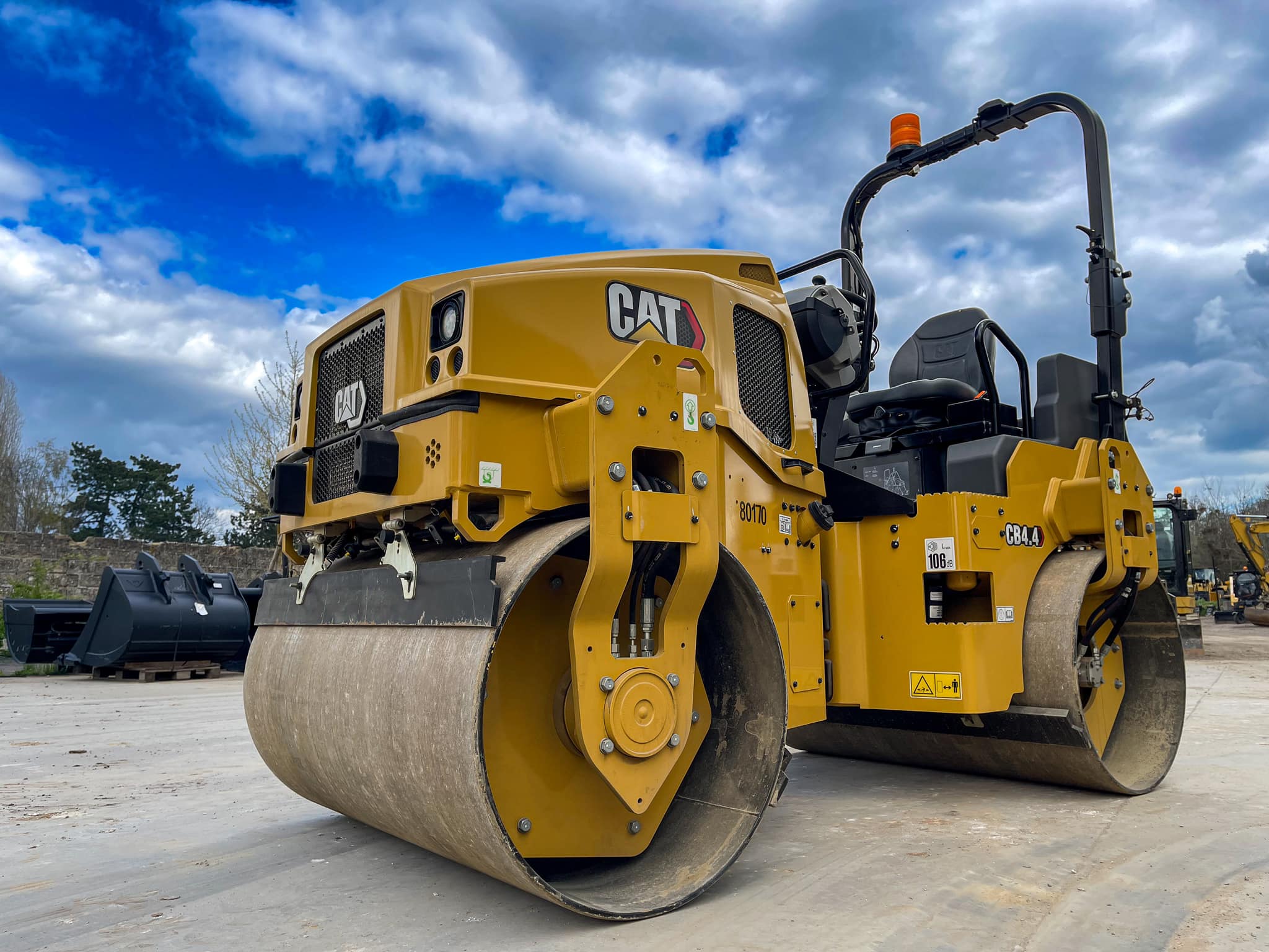 Compacteur CB4.4 Caterpillar disponible à la location - Stage Location TP